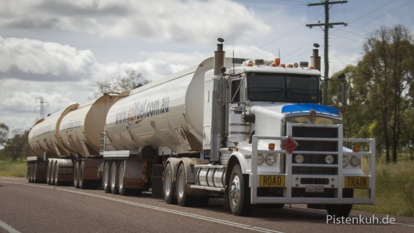 Road Trains in Australien - Pistenkuh