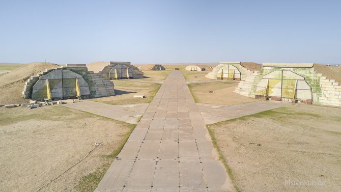 Lost Places: Ruinen der Bayantal Airbase - Pistenkuh